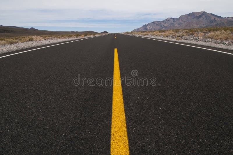 Rechte Weg Die in Afstand Verdwijnt Stock Afbeelding - Image of amerika ...