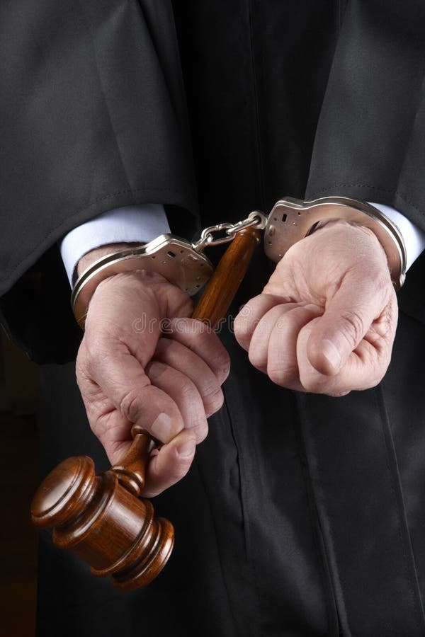 Rechter Met Hamer in Handcuffs Stock Foto - Image of defensie, rechter ...