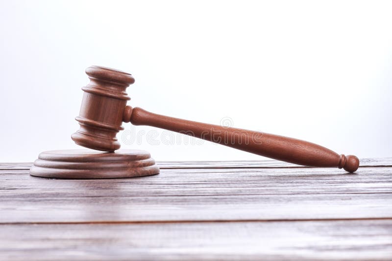 Rechtershamer Op Houten Lijst Stock Afbeelding - Afbeelding bestaande ...