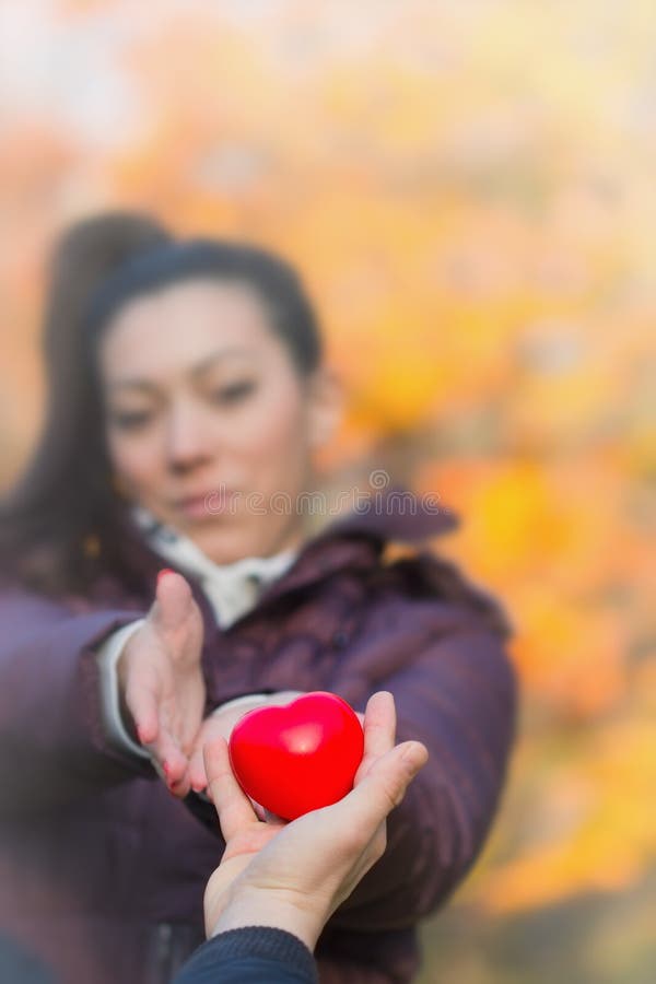 Recibiendo y dando amor imagen de archivo. Imagen de manos - 37483873