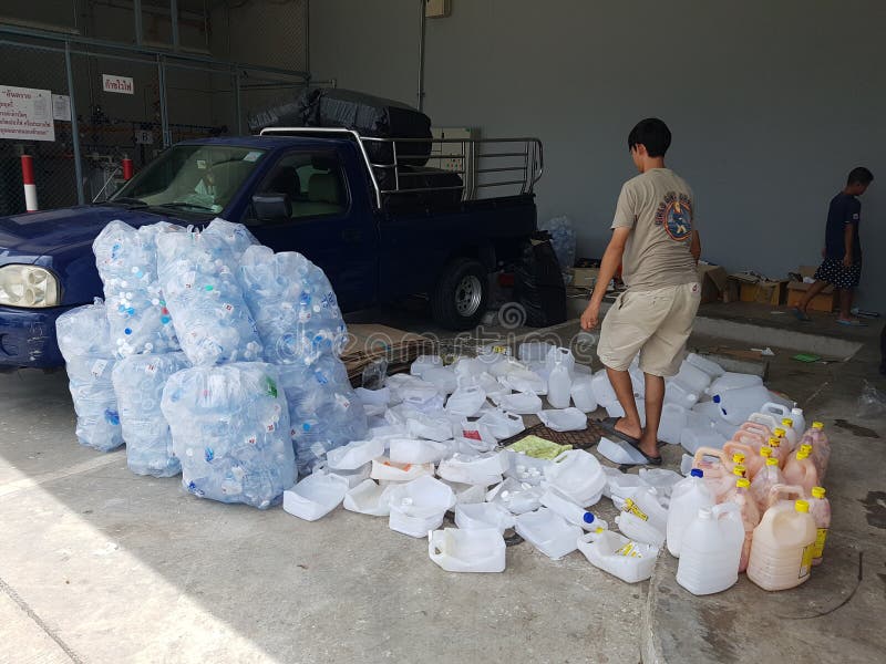 Reciclaje de la basura imagen editorial. Imagen de desperdicios - 100623560