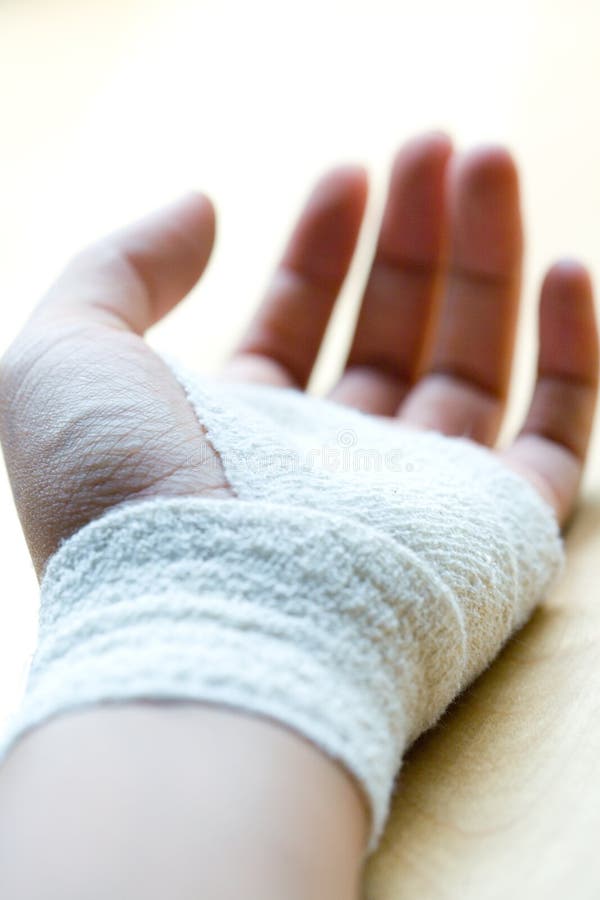 Muñeca vendada foto de archivo. Imagen de gasa, estopilla - 24500242