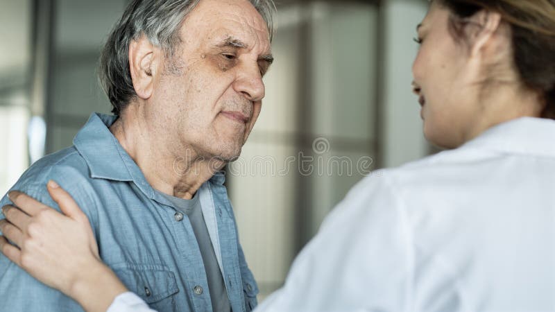 Reconforte Al Paciente Tocando El Hombro Foto de archivo - Imagen de ...