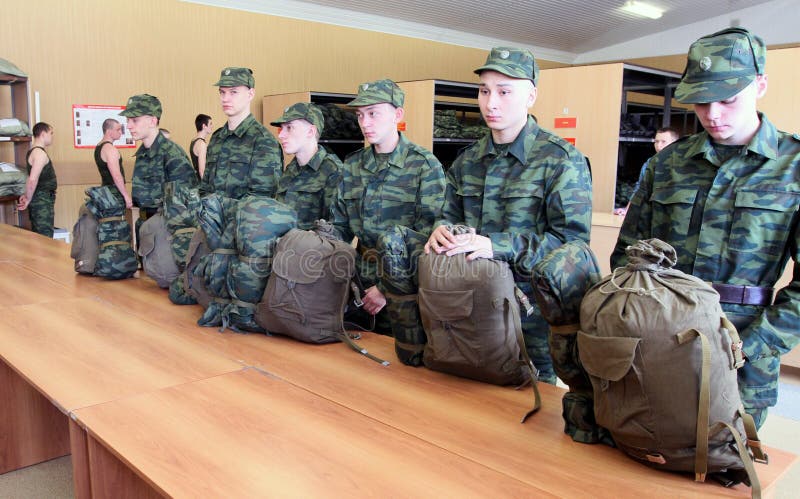 Recrutas Do Exército Que Recebem O Uniforme Militar Foto Editorial ...