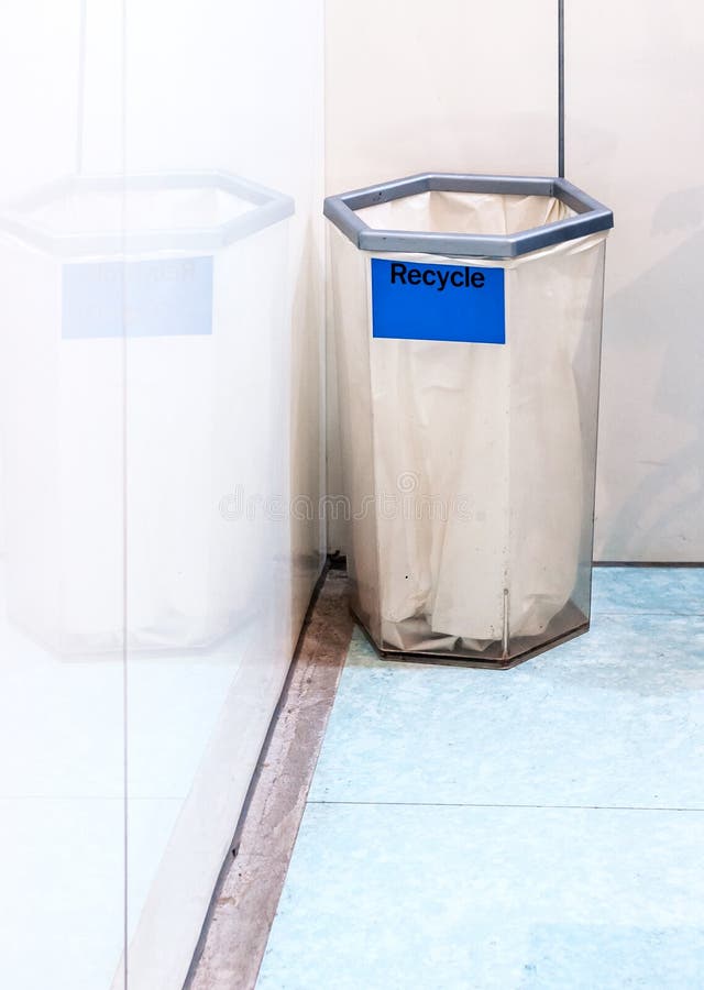 Recycleer bak stock afbeelding. Image of achtergrond - 29554873