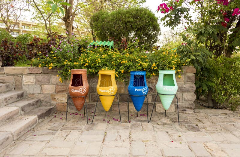 Vier Recycleren Bakken Voor Verschillend Afval Document, Glas, Voedsel ...