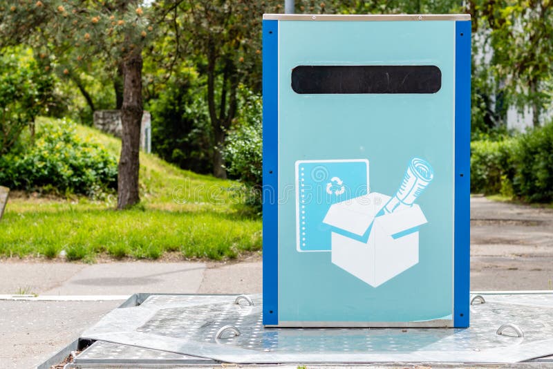 Recycleer Bak Voor Document Stock Foto - Image of openlucht, vuilnisbak ...