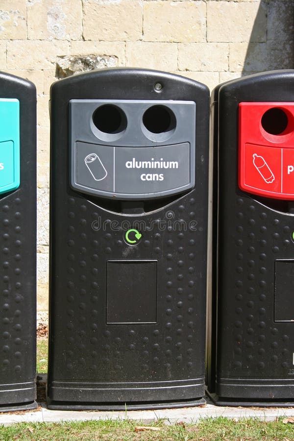 Het afvalbak van de hond stock afbeelding. Image of afval - 29737759