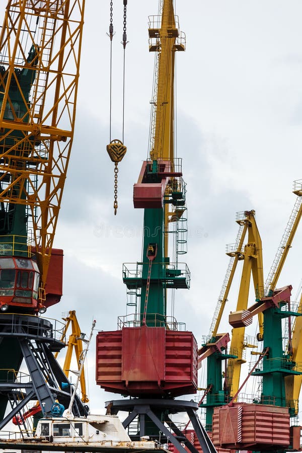 Recycling, ladende schroot stock afbeelding. Image of metaal - 33254755