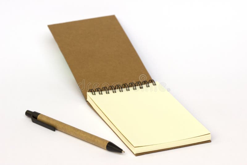 Recyclingpapiernotizblock Und -stift Stockbild - Bild von buch, braun ...