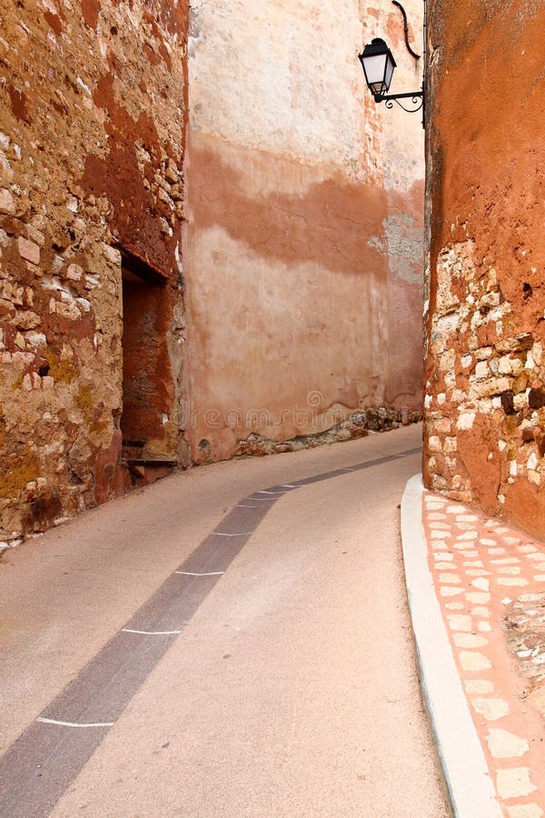 Red alley - Roussillon stock image. Image of deserted - 14599091