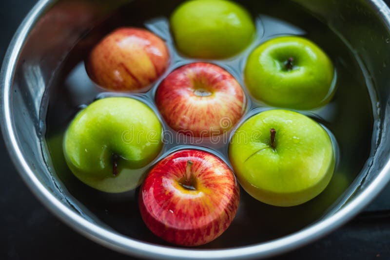 Red Apple and Green Apple Cleaning in a Bowl Stock Image - Image of ...
