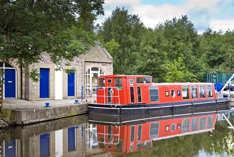 Red Barge on the Union Canal Stock Image - Image of boathouse, union ...