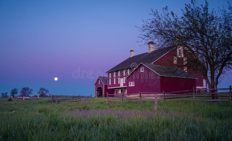 Red Barn at Codori Farm in Gettysburg the Moon Sets the Purple Morning ...