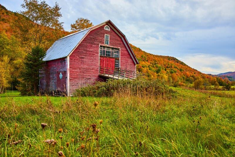 Red Barn in Country Fields Surrounded by Mountains of Peak Fall Foliage ...