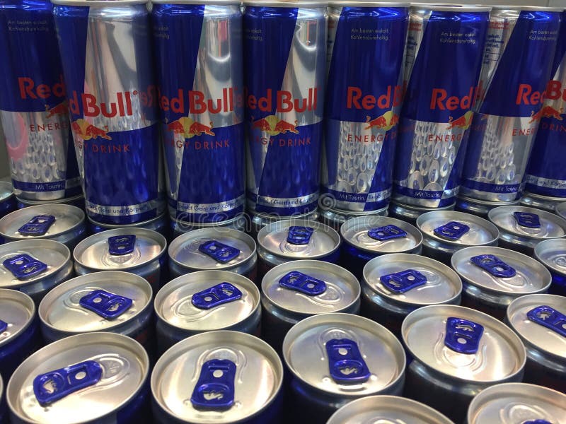 Red Bull cans redaktionell foto. Bild av illustrativt - 114062055
