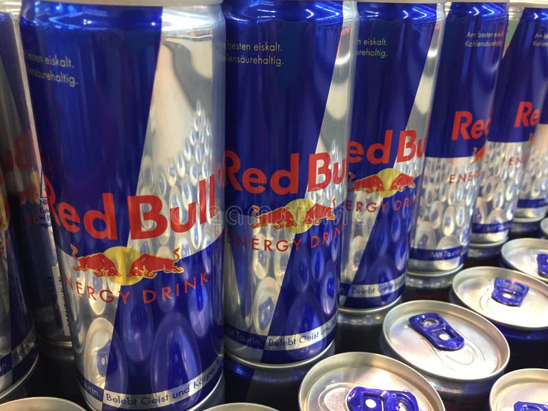 Red Bull-Dosen redaktionelles foto. Bild von kühl, fahne - 114062051