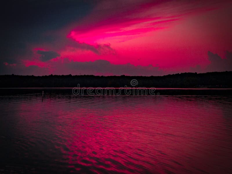 Red Chill Sunset imagem de stock. Imagem de frio, lago - 158391511