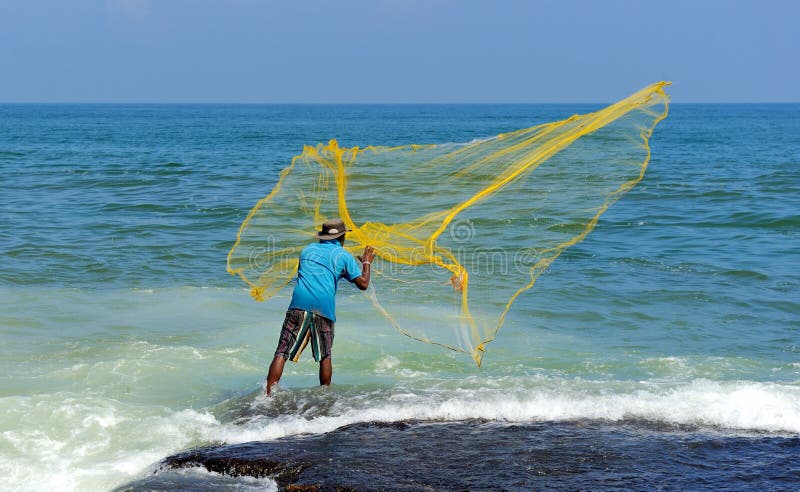 Red De Pesca Que Lanza Durante Puesta Del Sol Foto de archivo editorial ...