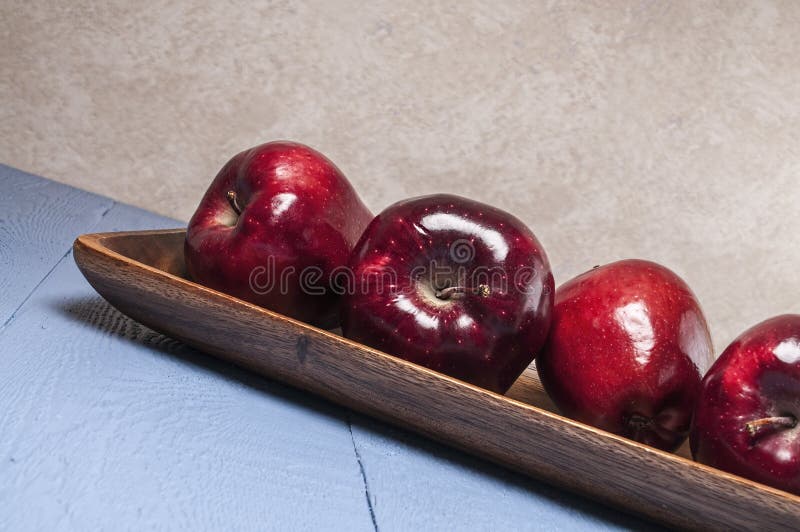 Red Delicious, Pommes, Table En Bois Bleue Photo stock - Image du mûr ...