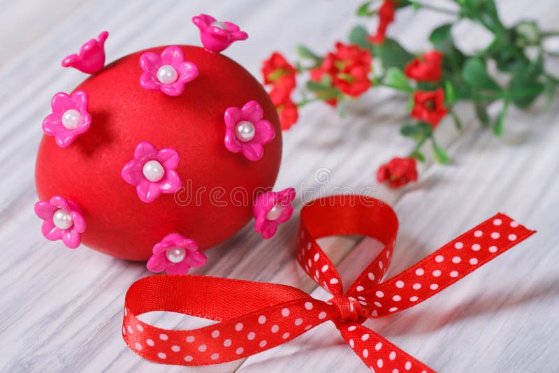Red Easter Egg Decorated with Pink Flowers with Bow Stock Photo - Image ...