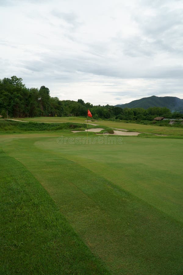 Red Flag and Green Grass Sand Bunker at the Beautiful Golf Course Stock ...