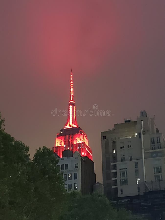 Red Glow from the Empire State Building Editorial Image - Image of ...