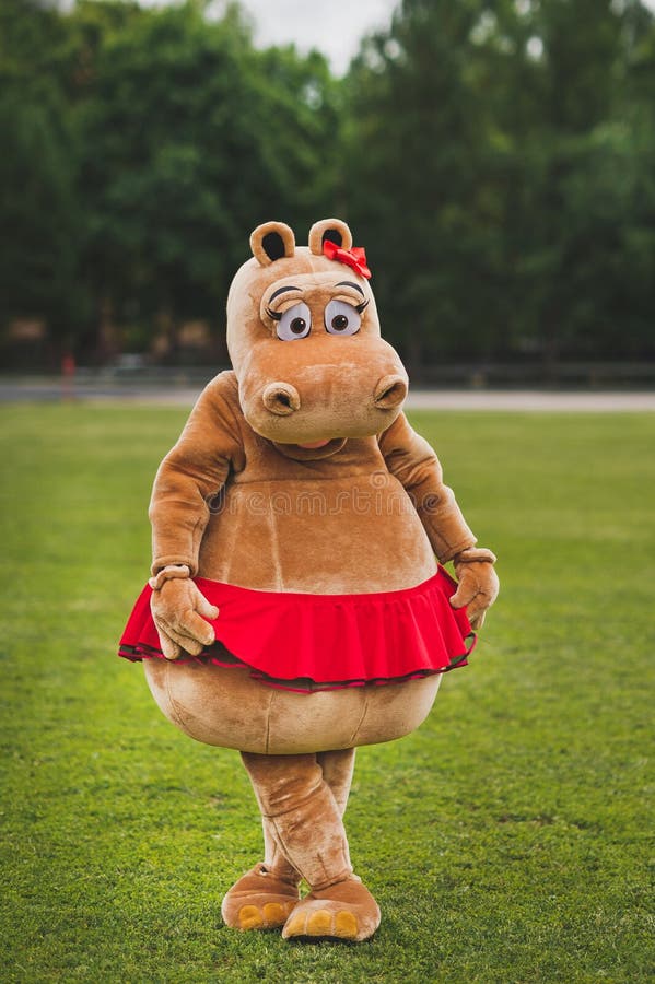 Hippo with oxpecker stock image. Image of wallowing, wildlife - 1365745