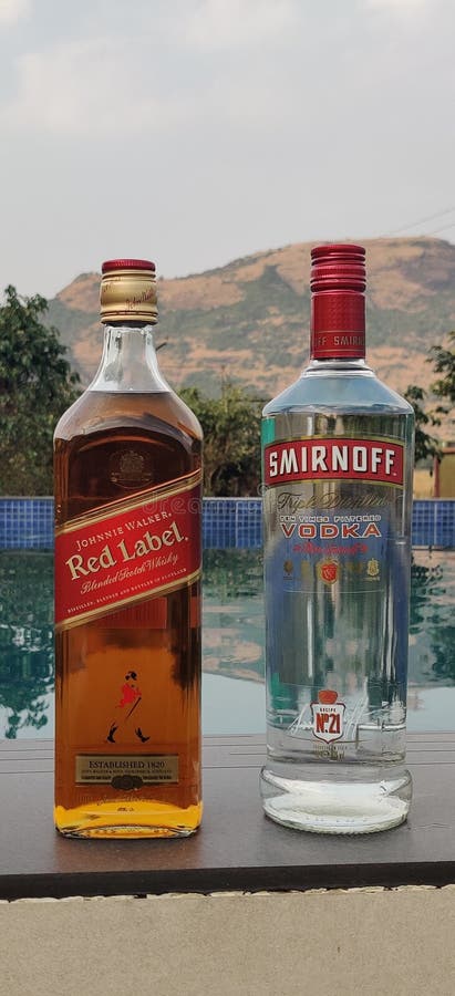 Red Label & Smirnoff Chilff Imagem Editorial - Imagem de montanhas ...