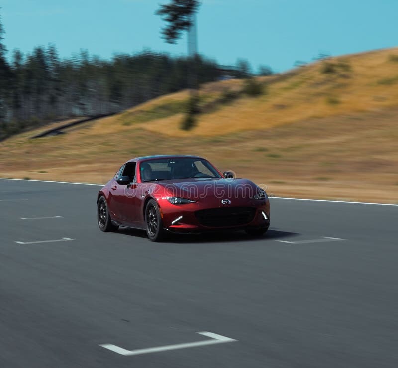 Red Mazda Mx5 Sur L'hippodrome Photo stock éditorial - Image du ...