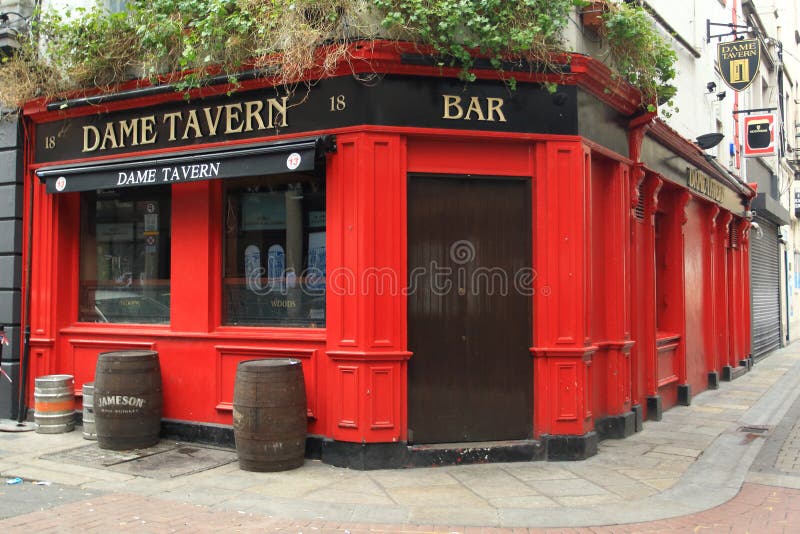 Red tavern in Dublin editorial photography. Image of travel - 83084612