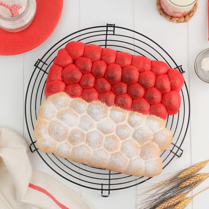 Red and White Chigiri Bubble Bread Pull Apart Bread, Fresh Viral White Japanese Bubble Bread on ...