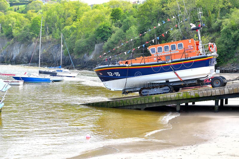 Reddingsboot redactionele stock foto. Image of boot, bomen - 58315848