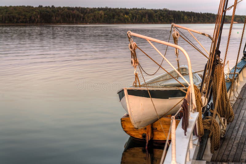 Reddingsboot En Sloepboot Aan Kant Van Schoener Stock Foto - Image of ...