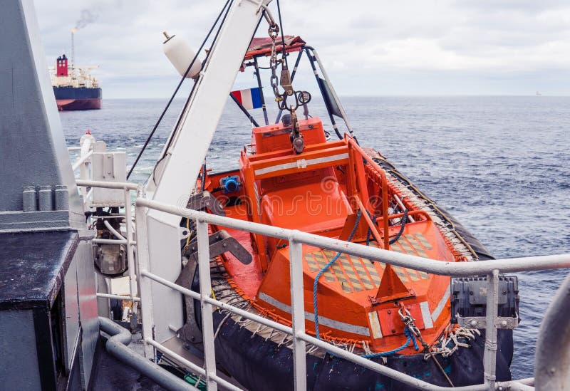 Reddingsboot of FRC-reddingsboot in Het Schip Op Zee Het Tankerschip is ...