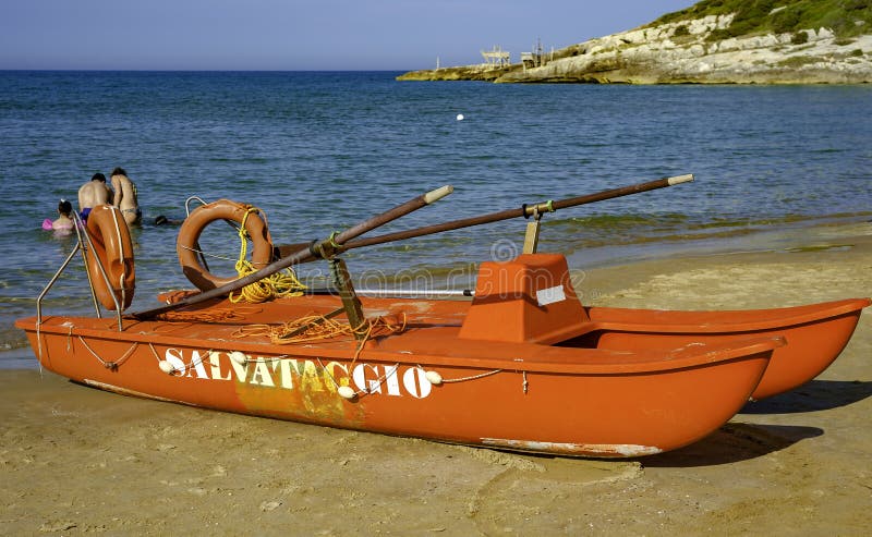 Reddingsboot Op Het Italiaanse Adriatische Kuststrand Stock Foto ...