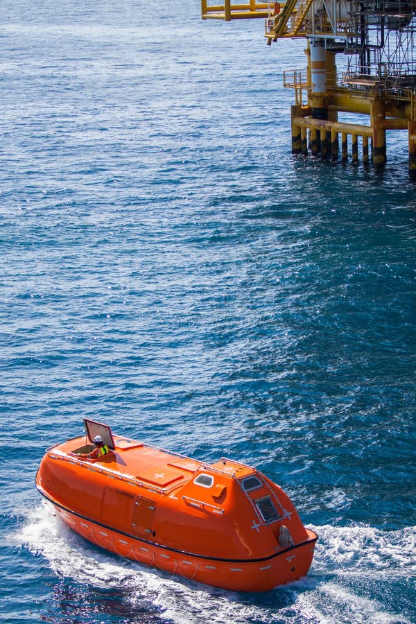 Reddingsboot of Reddingsboot in Zee, Veiligheidsnorm Stock Foto - Image ...