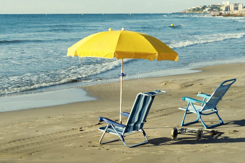 Rede De Madeira Na Praia Com Areia Amarela E Fundo Verde Da Ilha Imagem ...