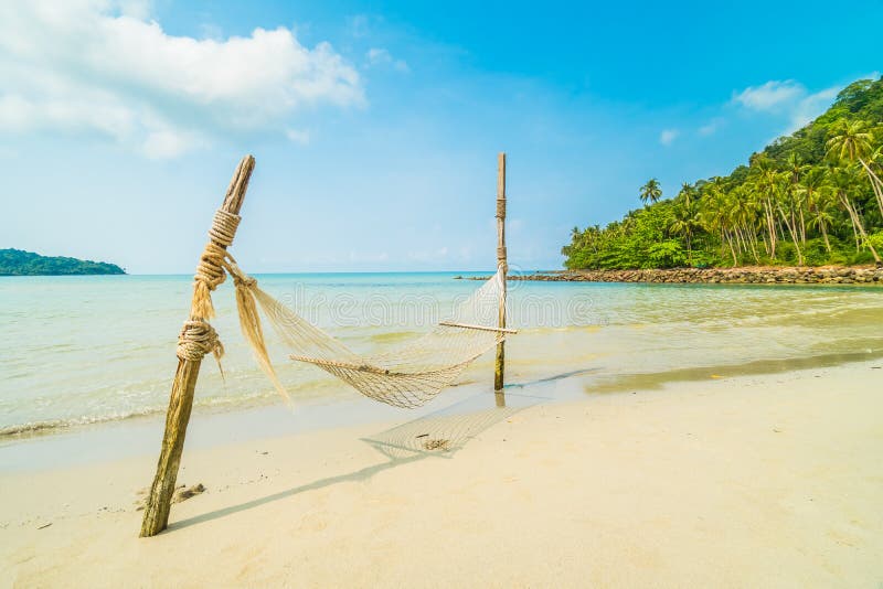 Rede Na Praia Tropical Bonita E Mar Com Amigo Do Coco Foto de Stock ...