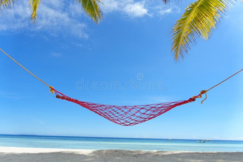 Rede Vermelha Na Praia Da Ilha Imagem de Stock - Imagem de areia, fundo ...