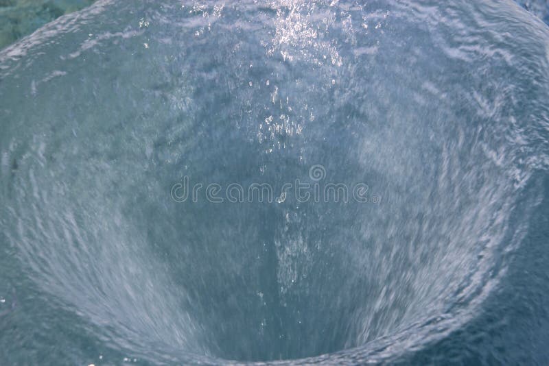 Redemoinho No Mar Causado Pela Balsa Que Sae Da Ilha De Paros Foto de ...