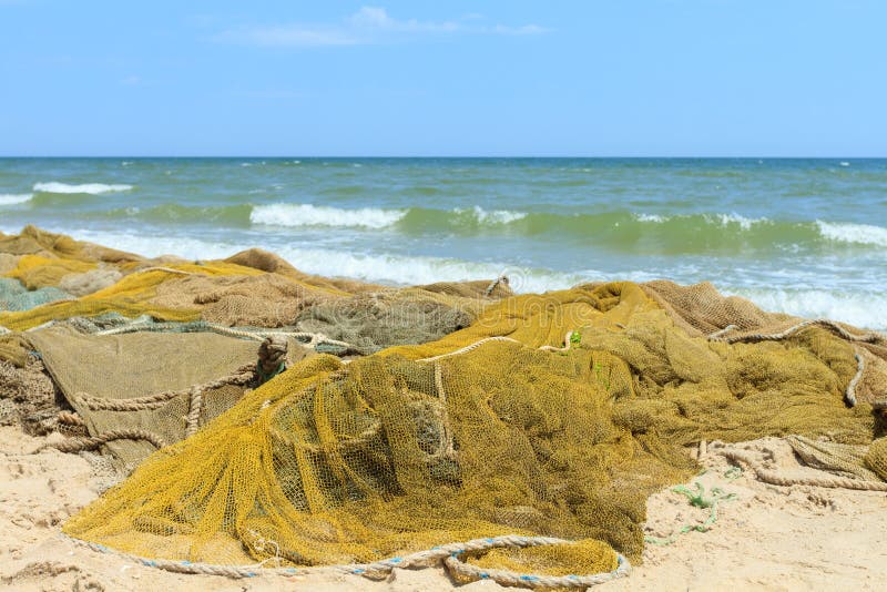 Redes De Pesca Para Pescar En El Mar Foto de archivo - Imagen de ...