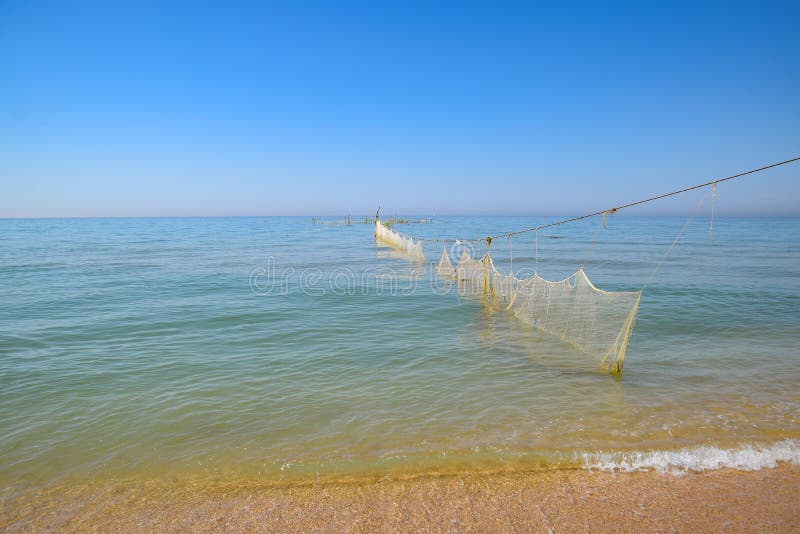 Redes De Pesca Fijadas En El Mar Redes De Pesca Foto de archivo ...