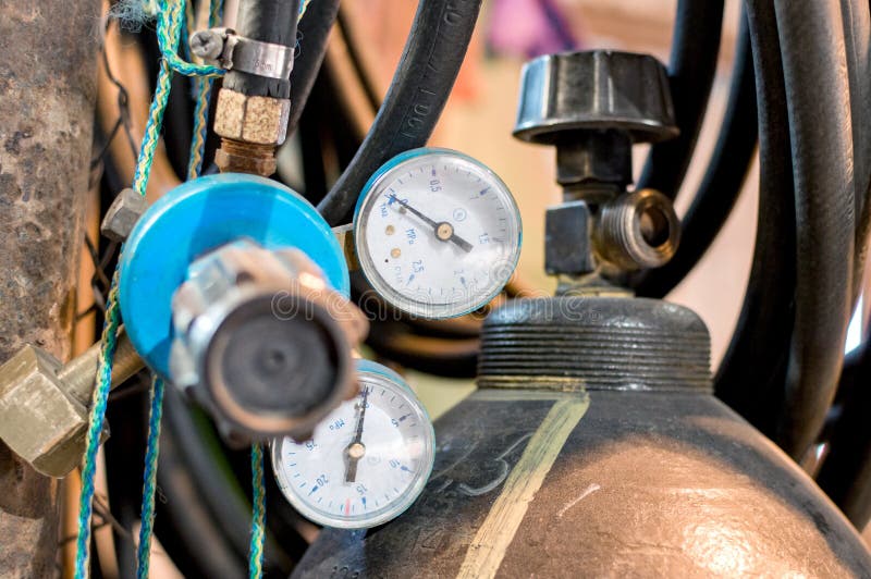 Reduzierer Mit Manometer Auf Der Sauerstoff-Flasche Stockfoto - Bild ...