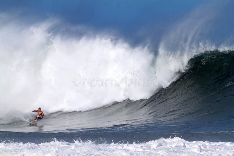 Reef McIntosh Surfing at Pipeline in Hawaii Editorial Image - Image of ...