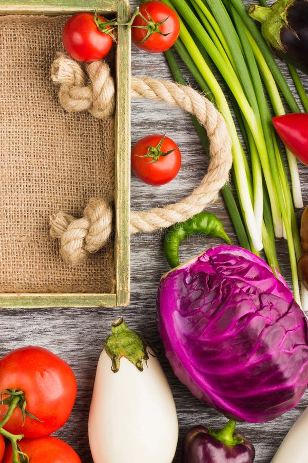 Reeks Rauwe Groenten in Het Houten Dienblad Stock Foto - Image of rood ...