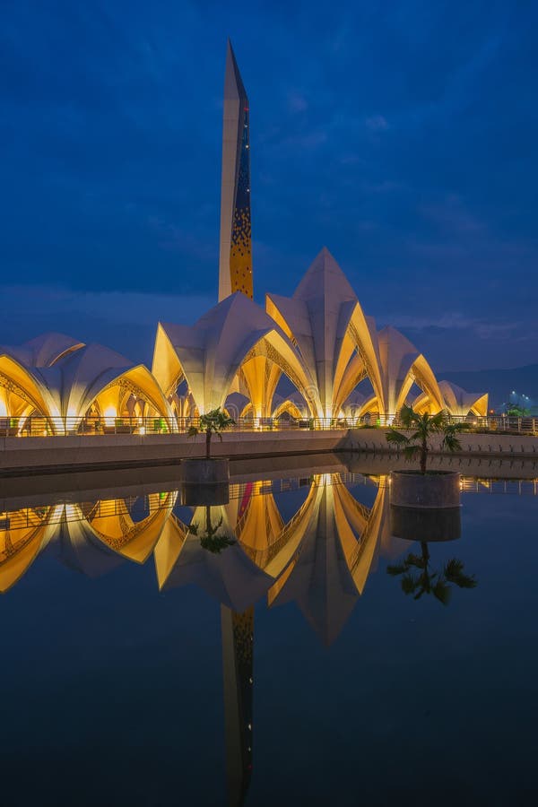 The Reflecting Pool in Front of the Famous Building at Dusk Editorial ...