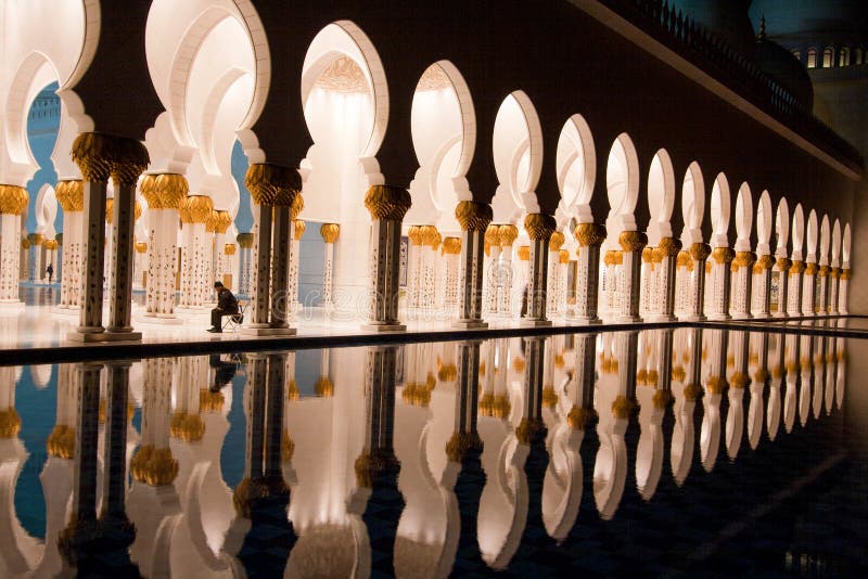 Reflecting Pools Outside the Sheikh Zayed Mosque in Abu Dhabi, United ...