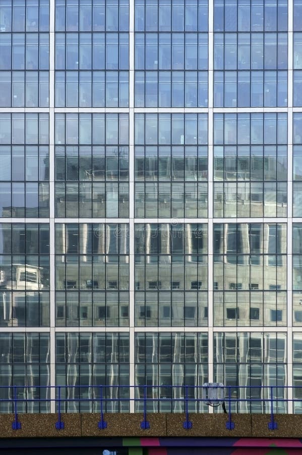 Reflecting Skyscraper Facade Stock Image - Image of windows, offices ...