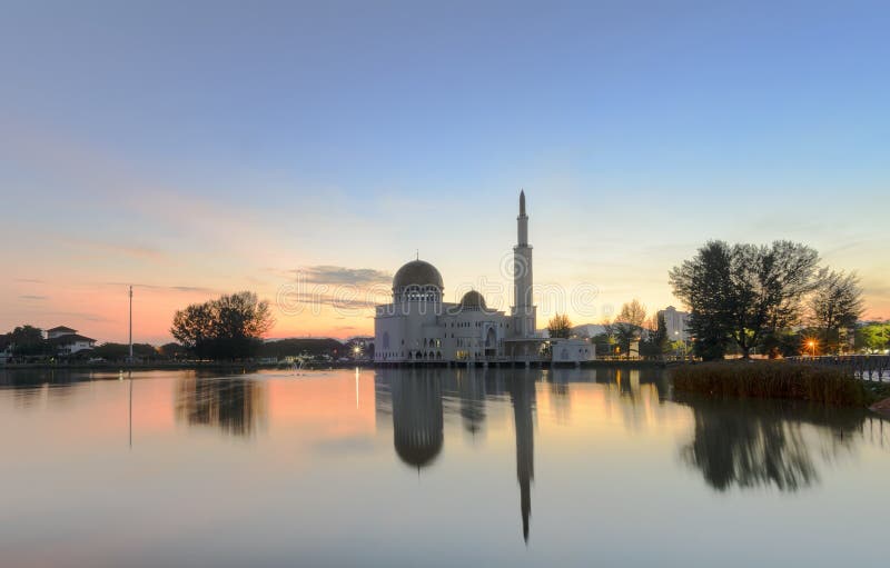 Reflection of Assalam Mosque Stock Photo - Image of background ...